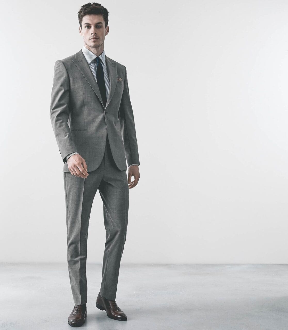 Welke kleur schoenen draag je onder een pak? | MANIFY