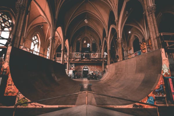 Checken: historische kerk omgetoverd tot skatewalhalla | MANIFY