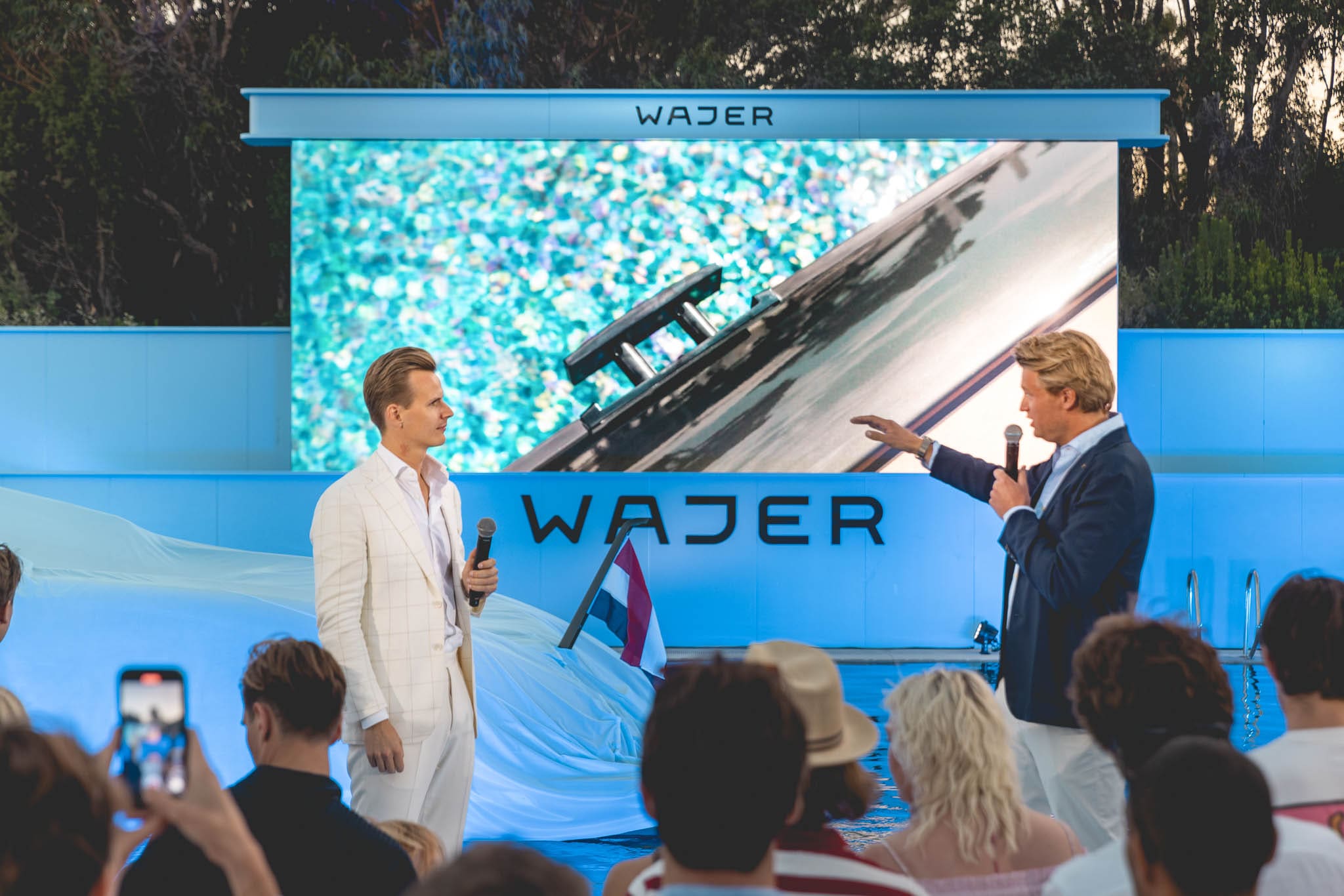 Wajer 44 beleeft vuurdoop in hyperluxe hotelzwembad | MANIFY