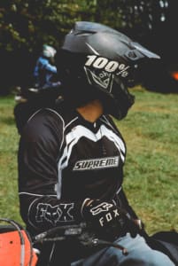 Stijlvol racen met Supreme x Fox Racing collab | MANIFY