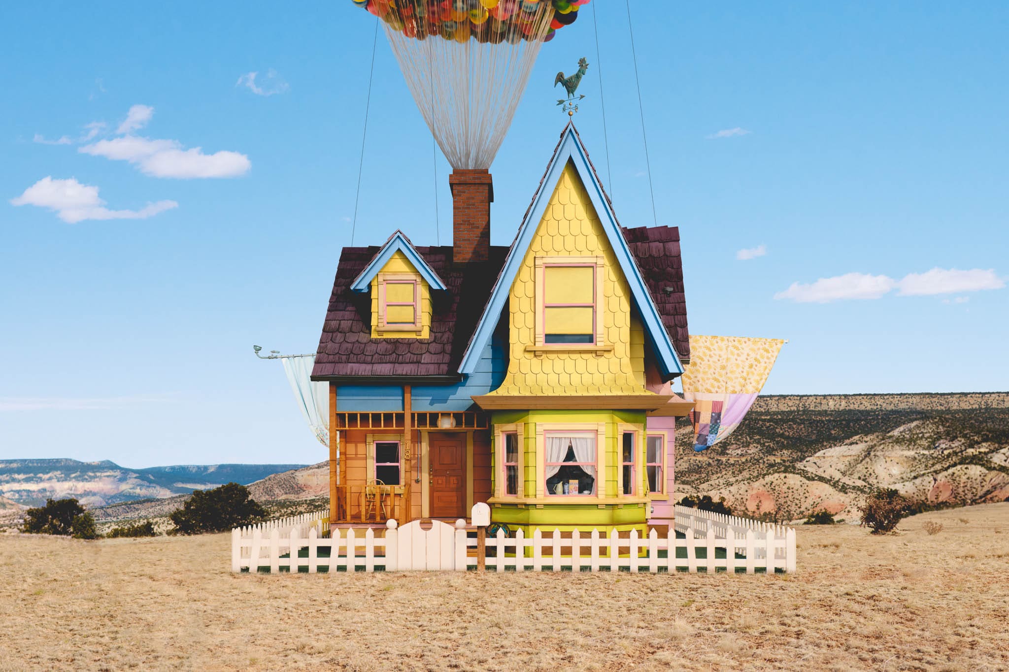 Airbnb Icons: slaap in het huis van Up of in het Ferrari Museum