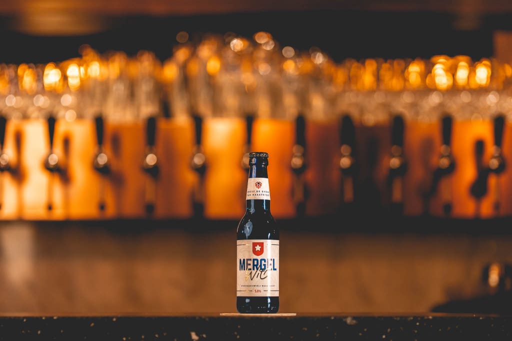 Mergel Wit: Maastrichtse 'joie de vivre' in een fles | MANIFY