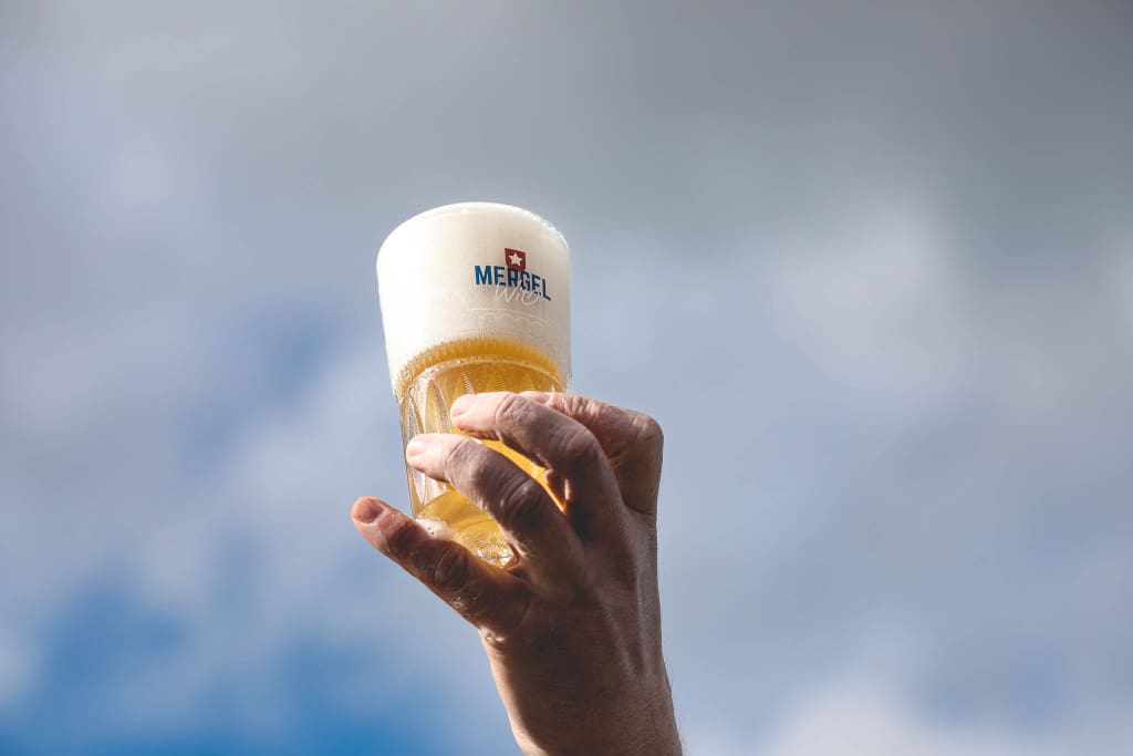 Mergel Wit: Maastrichtse 'joie de vivre' in een fles | MANIFY