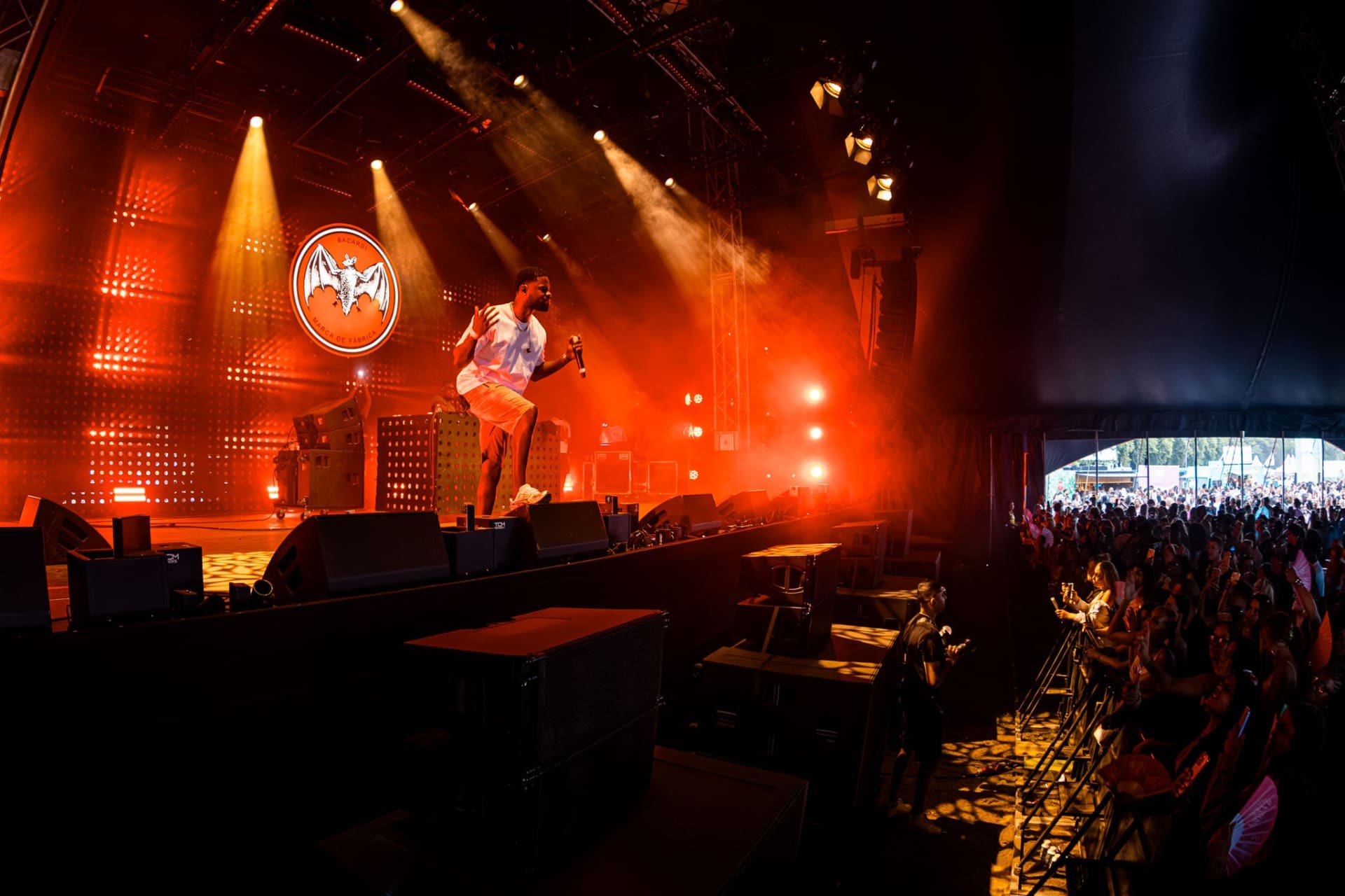 Frenna & Kybba verrassen publiek met ZAAZAA op BACARDÍ Stage tijdens ...