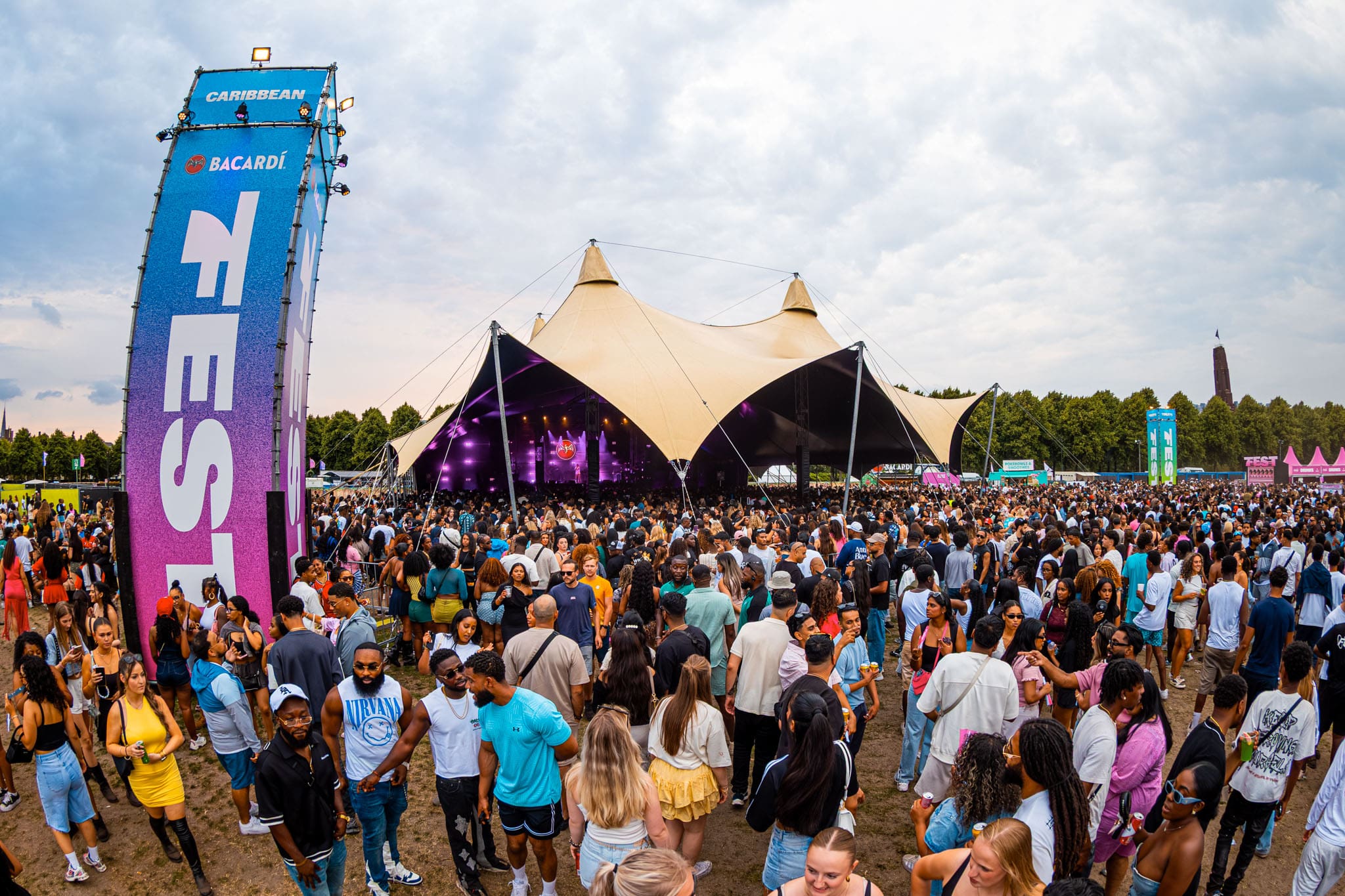Frenna & Kybba verrassen publiek met ZAAZAA op BACARDÍ Stage tijdens ...