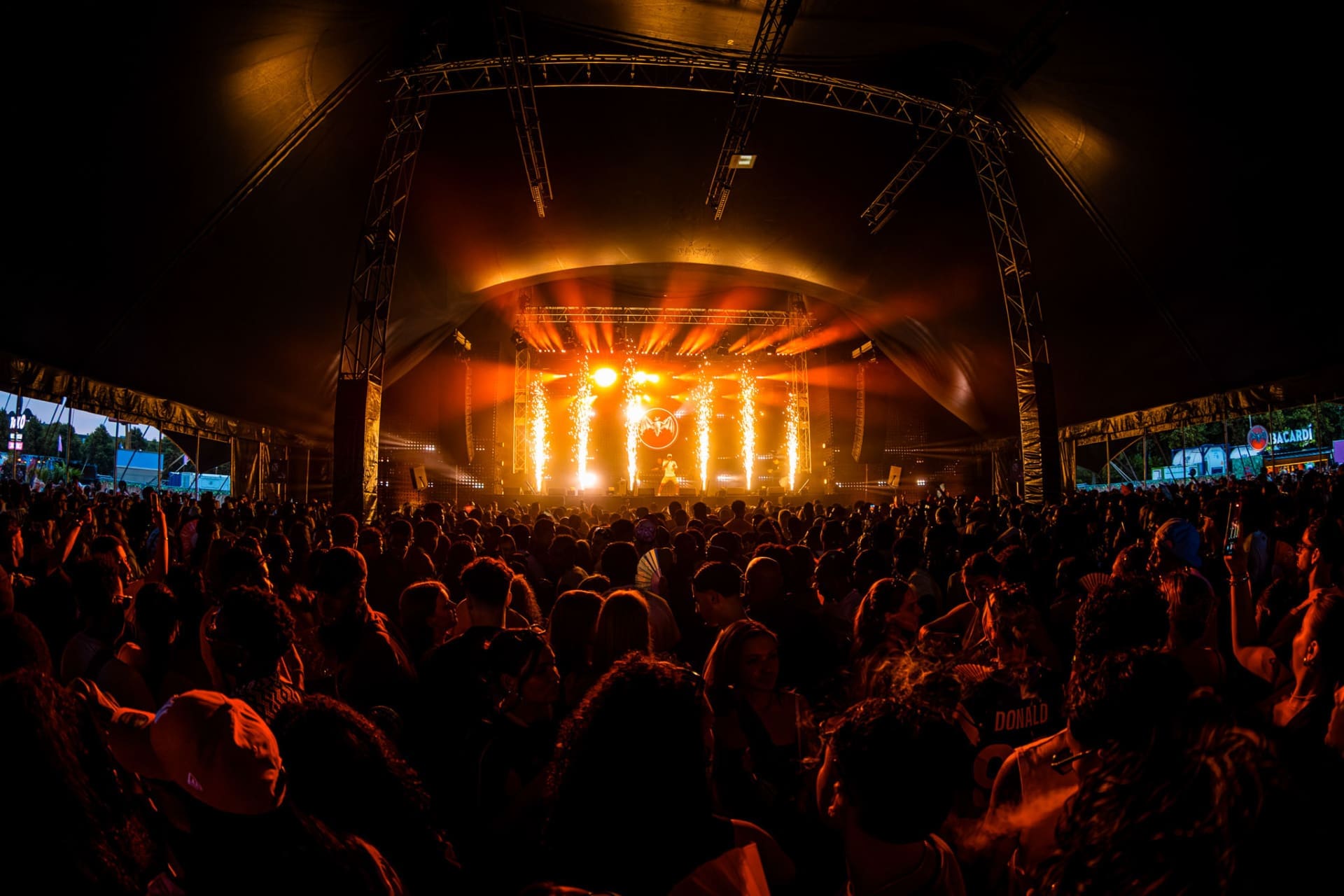Frenna & Kybba verrassen publiek met ZAAZAA op BACARDÍ Stage tijdens ...